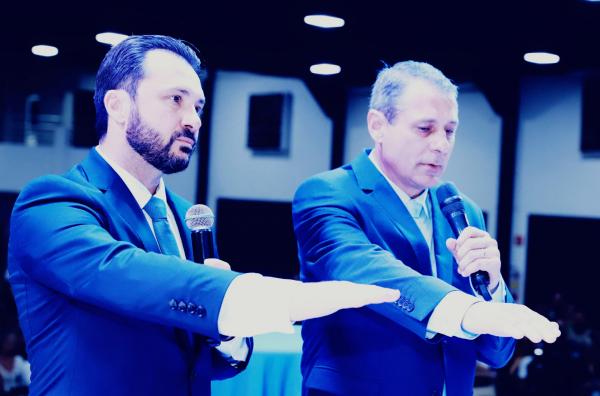 Alei Fernandes e Acácio Ambrosini são empossados prefeito e...